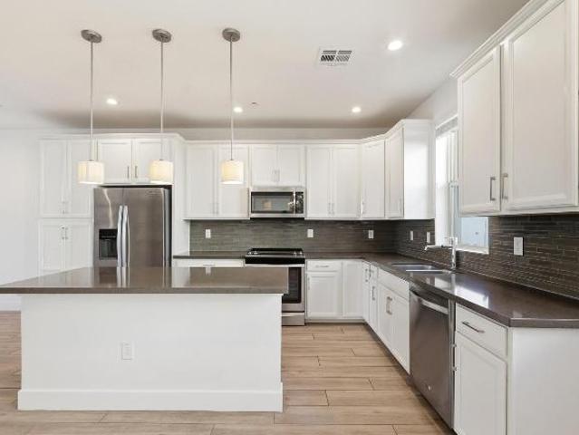 3 Br, 3 bath, Townhouse/Brownstone/RowHouse 820 N 8th Ave