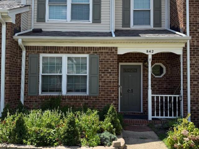3 Br, 3 bath, Townhouse/Brownstone/RowHouse 842 S Lake Cir