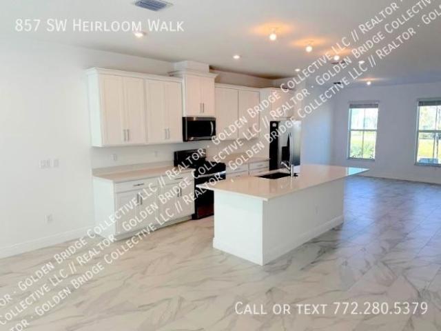 3 Br, 3 bath, Townhouse/Brownstone/RowHouse 857 SW Heirloom Walk