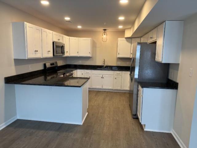 3 Br, 3 bath, Townhouse/Brownstone/RowHouse 8820 Hillside Way