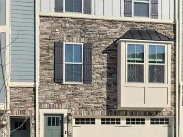 3 Br, 3 bath, Townhouse/Brownstone/RowHouse 956 Channing Park Cir