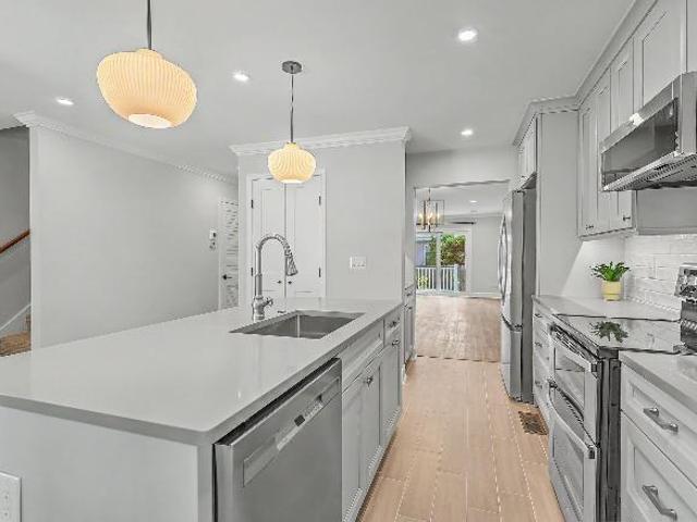3 Br, 3 bath, Townhouse/Brownstone/RowHouse 958 Myrtle Ct