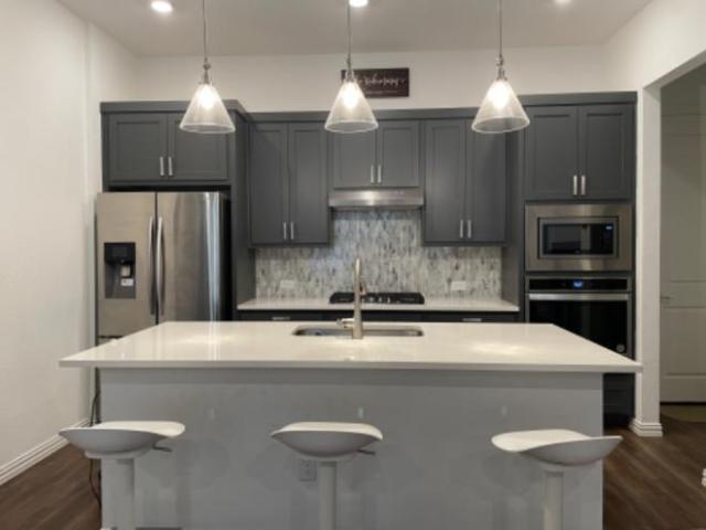 3 Br, 3 bath, Townhouse/Brownstone/RowHouse 9947 Michael Irvin St