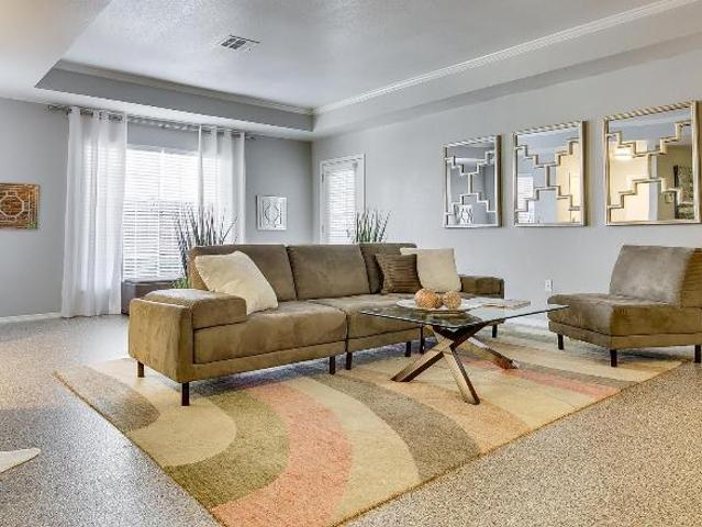 3 Br, 3 bath, Apartment 4020 Versailles Blvd