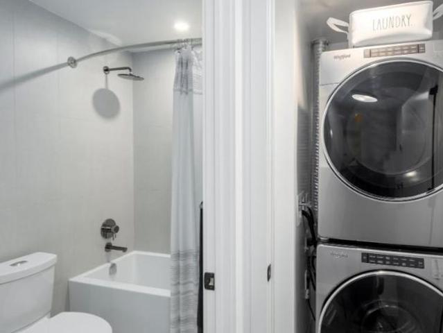 3 Br, 3 bath, Apartment 425 Wellington St W