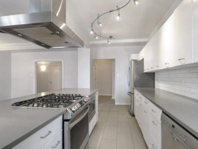 3 Br, 3 bath, Apartment 422 W Melrose St