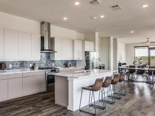 3 Br, 3 bath, Apartment 7450 Coronado Ave