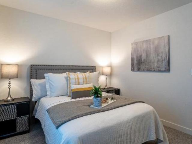 3 Br, 3 bath, Apartment 917 W Glendale Ave