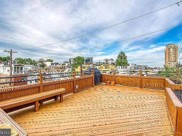 3 Br, 3 bath, Condo 400 E Cross St