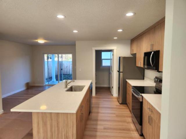 3 Br, 3 bath, Condo 4099 Brooks Ave NE