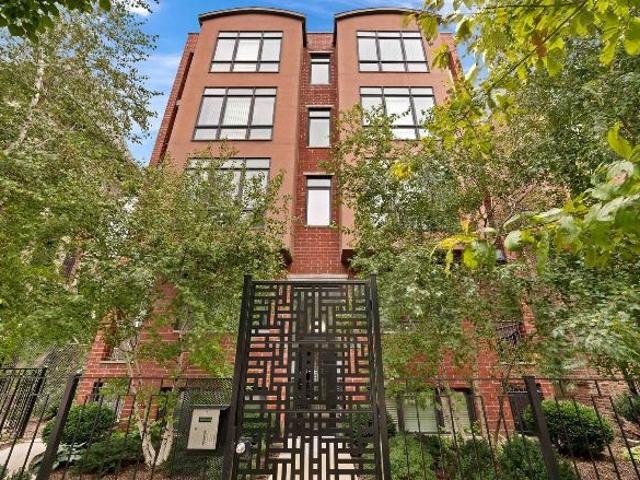 3 Br, 3 bath, Condo 4417 S Indiana Avenue