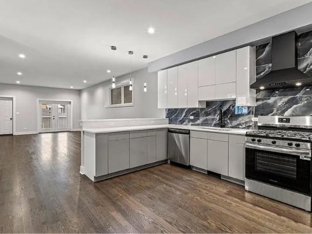 3 Br, 3 bath, Condo 4827 S Saint Lawrence Ave S