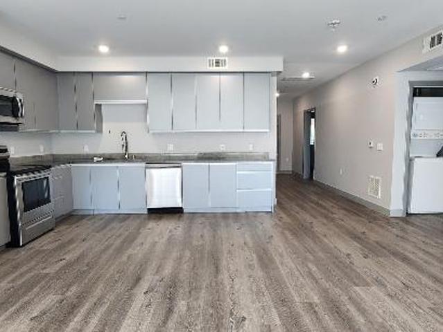 3 Br, 3 bath, Condo 7040 Woodman Ave