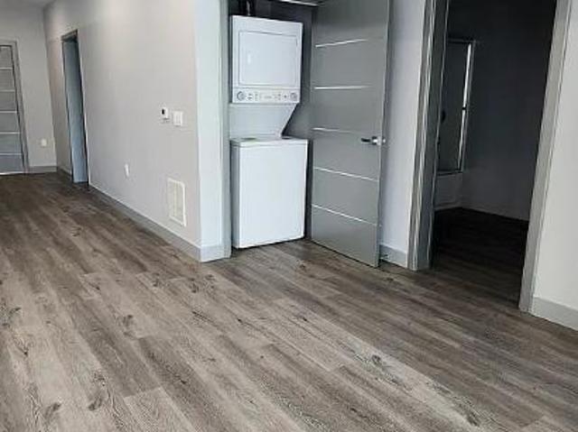 3 Br, 3 bath, Condo 7040 Woodman Ave