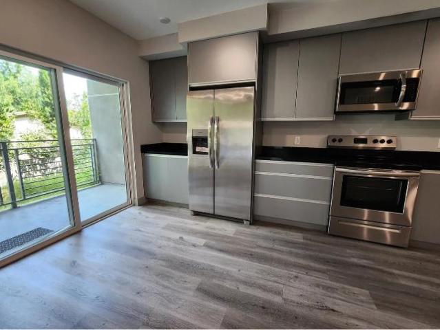 3 Br, 3 bath, Condo 7040 Woodman Ave