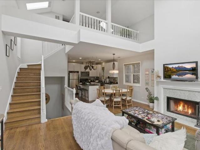 3 Br, 3 bath, Condo 1038 North Marshfield Avenue