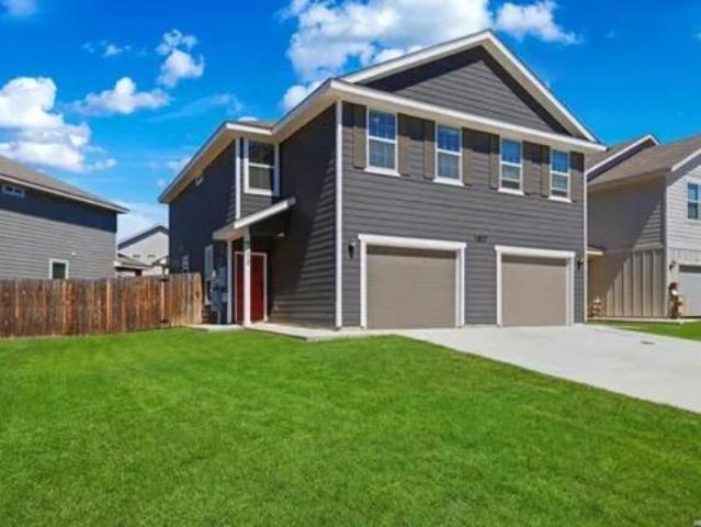 3 Br, 3 bath, Condo 13827 Enzo Gate