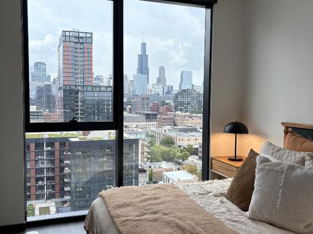 3 Br, 3 bath, Condo 1498 W Randolph