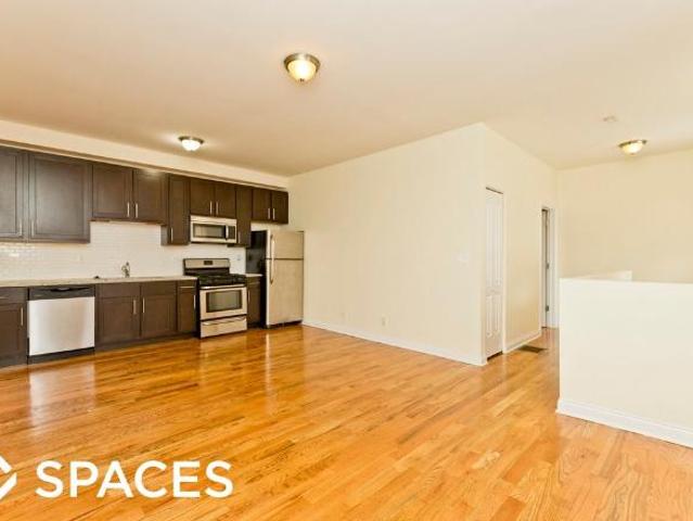 3 Br, 3 bath, Condo 1536 W North Ave
