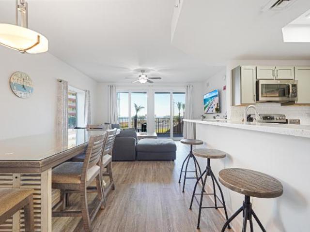 3 Br, 3 bath, Condo 15928 Front Beach Rd