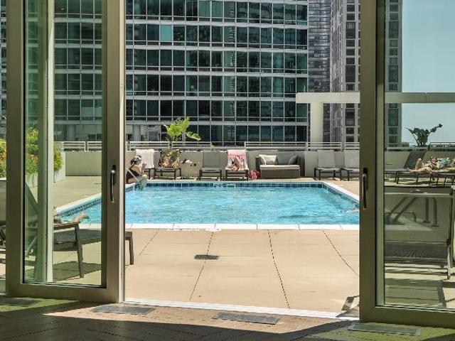 3 Br, 3 bath, Condo 159 E Ohio St