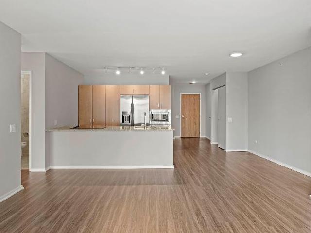 3 Br, 3 bath, Condo 179 E Illinois St
