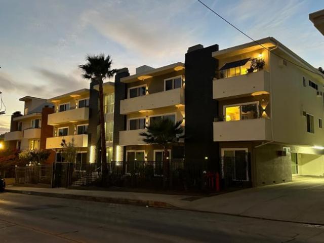 3 Br, 3 bath, Condo 2449 N Beachwood Dr