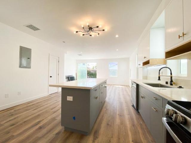 3 Br, 3 bath, Condo 3003 S Cloverdale Ave