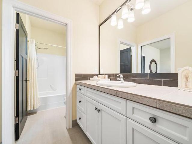 3 Br, 3 bath, Single Family 1508 SE Hawks View Ct