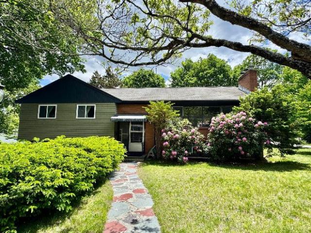 3 Br, 3 bath, Single Family 10 Oriole Rd