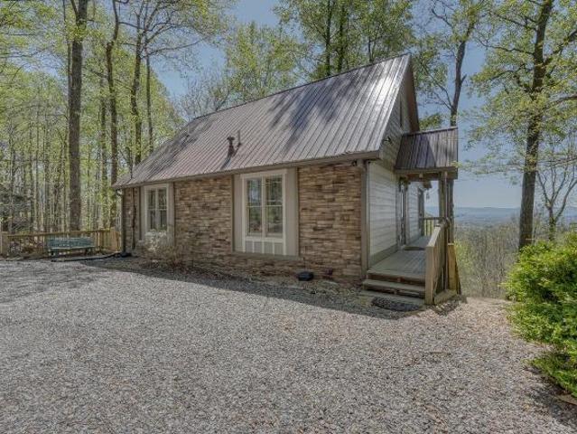 3 Br, 3 bath, Single Family 1142 Walnut Ridge