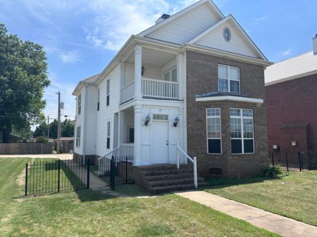 3 Br, 3 bath, Single Family 121 W Lakeview Rd