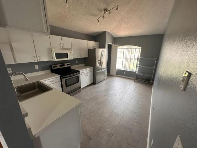 3 Br, 3 bath, Single Family 12550 Castlemain Trl