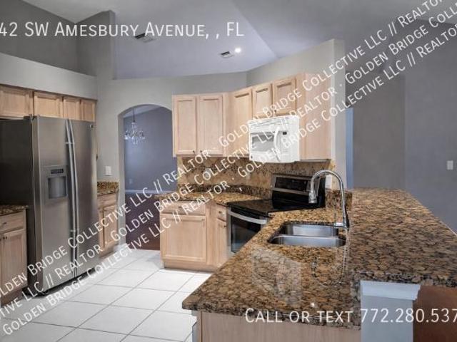 3 Br, 3 bath, Single Family 242 SW Amesbury Avenue