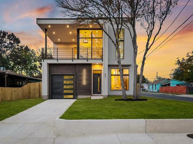 3 Br, 3 bath, Single Family 257 E Baylor St
