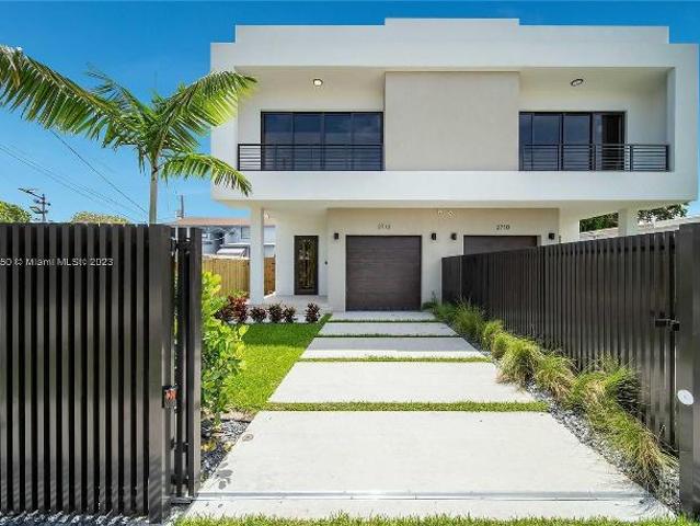 3 Br, 3 bath, Single Family 2710 SW 34th Ave