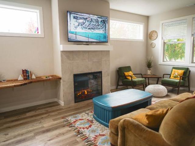 3 Br, 3 bath, Single Family 2087 Audubon Ave Se