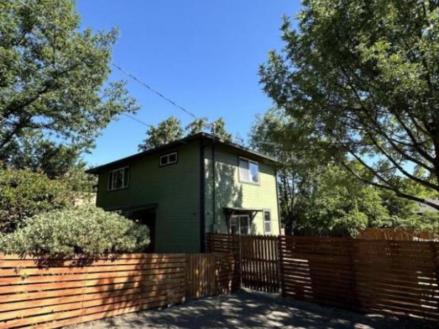 3 Br, 3 bath, Single Family 220 W Hersey St