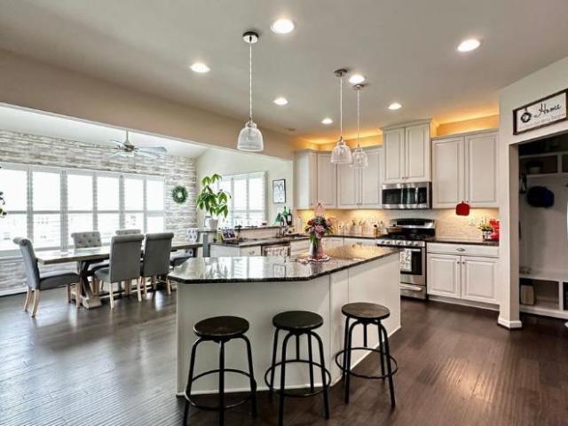 3 Br, 3 bath, Single Family 23 Taylors Hill Way