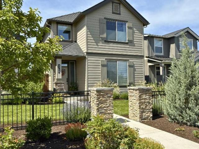 3 Br, 3 bath, Single Family 3749 Ne Petrosa Ave