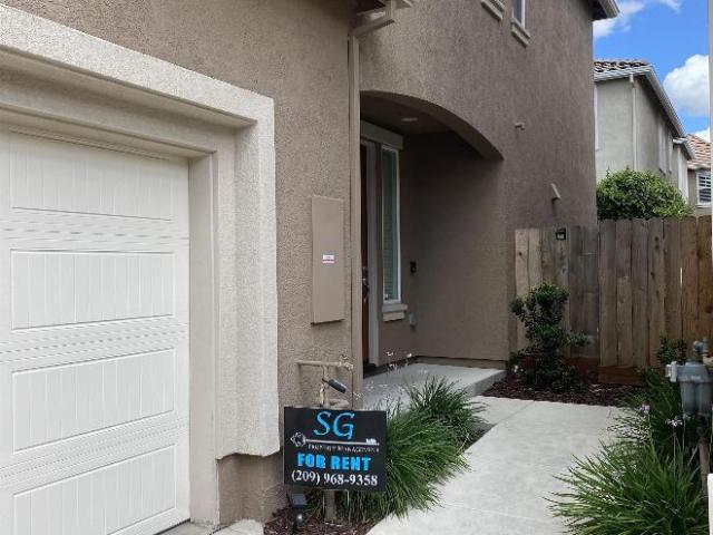 3 Br, 3 bath, Single Family 3925 Lookout Drive