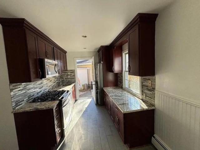 3 Br, 3 bath, Single Family 303 West Ln
