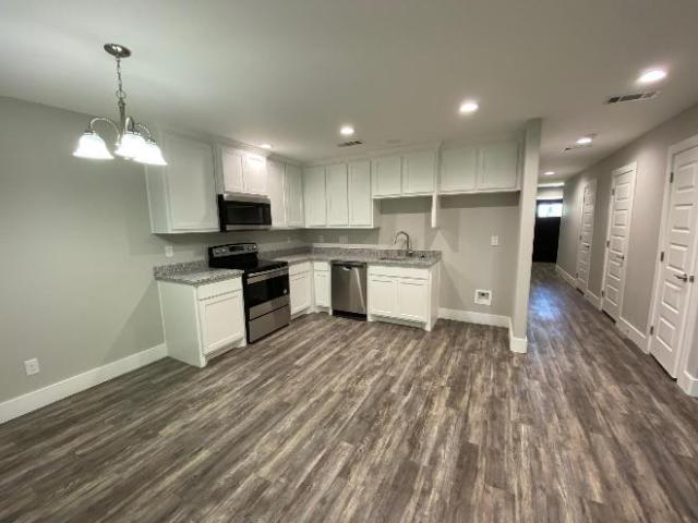 3 Br, 3 bath, Single Family 411 South Fannin Avenue