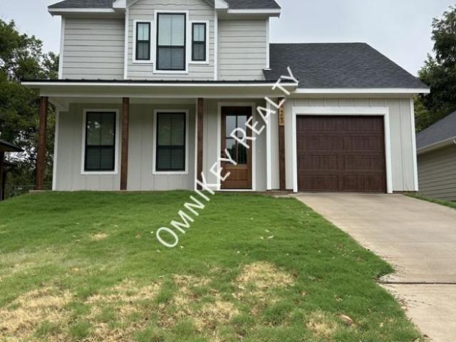 3 Br, 3 bath, Single Family 423 W Monterey St