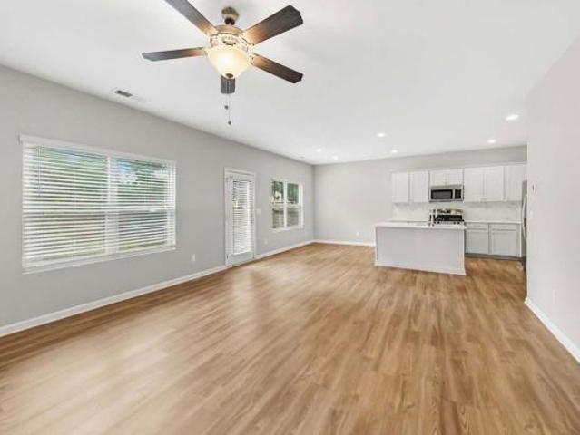 3 Br, 3 bath, Single Family 555 S Fortune Way