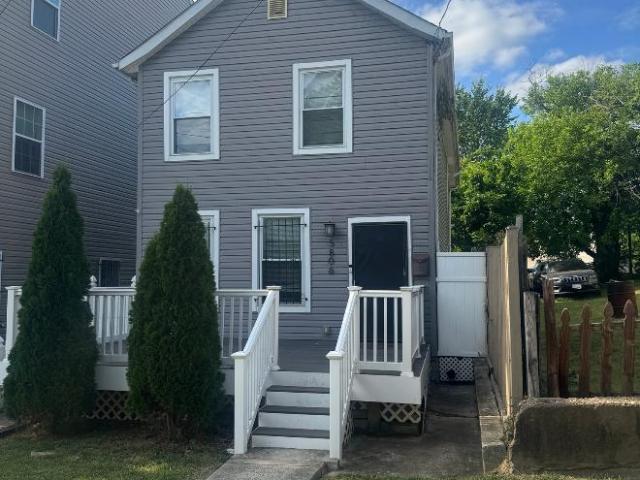 3 Br, 3 bath, Single Family 5806 Field Place NE
