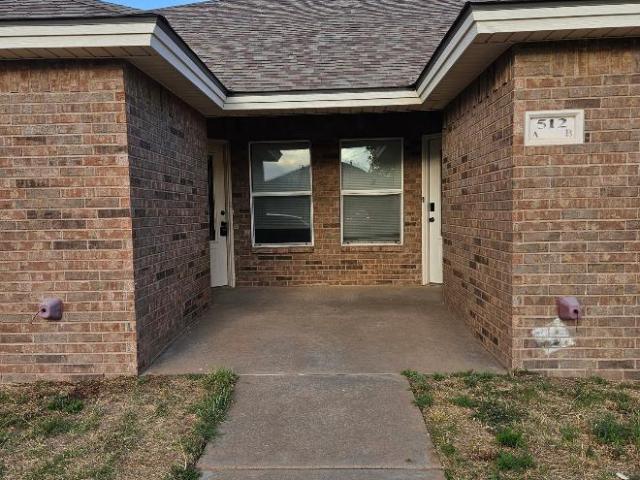 3 Br, 3 bath, Single Family 512 N Chicago Ave