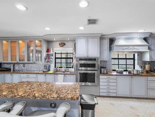 3 Br, 3 bath, Single Family 5223 Deerhurst Crescent Circle