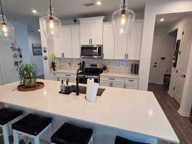 3 Br, 3 bath, Single Family 6668 Pointe Of Woods Drive