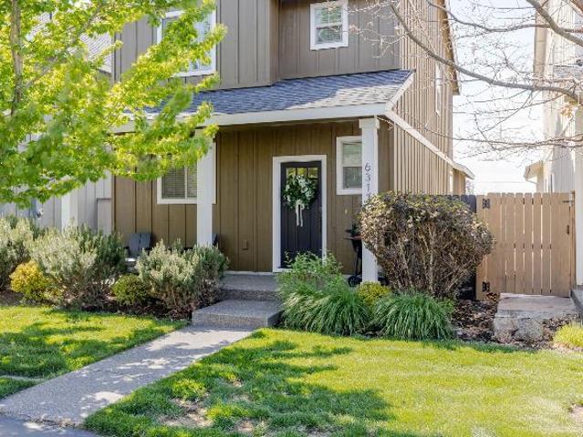 3 Br, 3 bath, Single Family 63121 De Haviland Ct